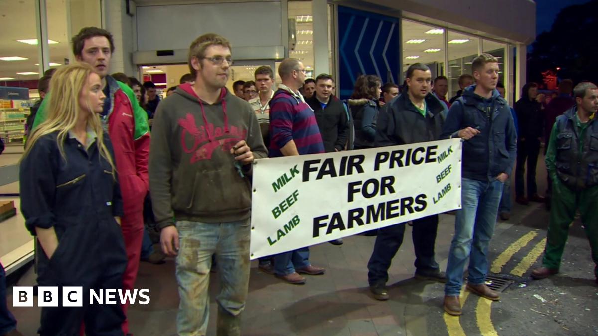 Farmers in fresh protests over supermarket milk prices - BBC News