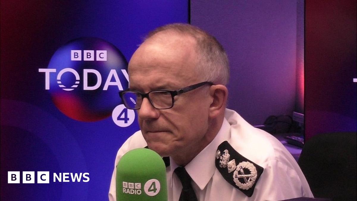 Met Police commissioner concerned officers using food banks - BBC News