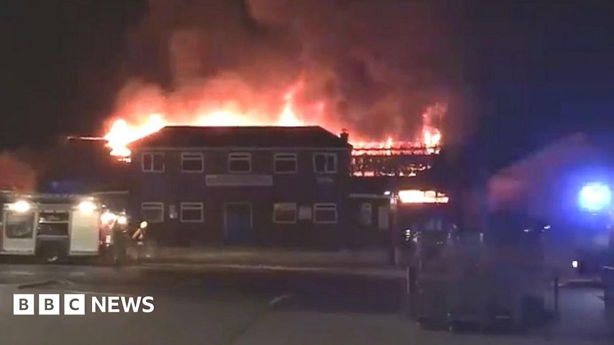 Northallerton fire: Asda, M&S and homes evacuated - BBC News