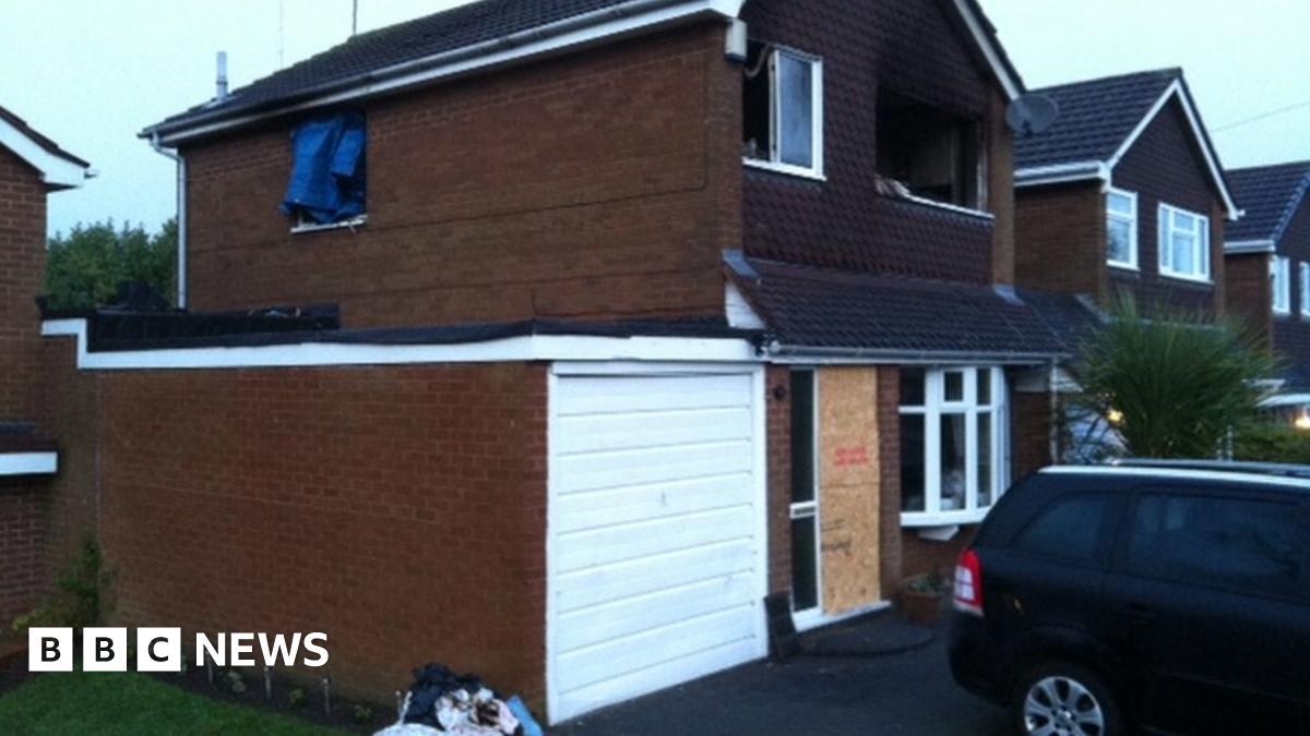 Petrol vapours caused Wolverhampton house explosion - BBC News