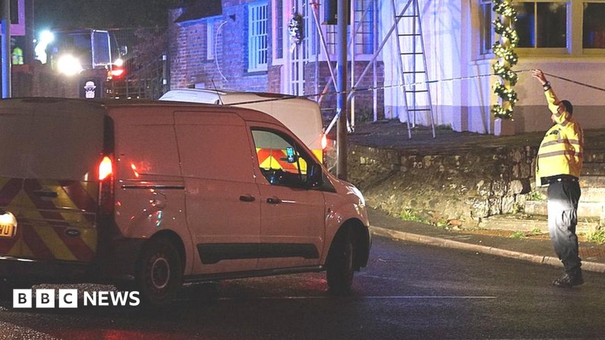 Flimwell: Arrest after pedestrian, 75, killed in crash - BBC News