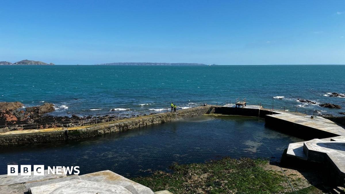 Guernsey bathing water quality improved last year - BBC News