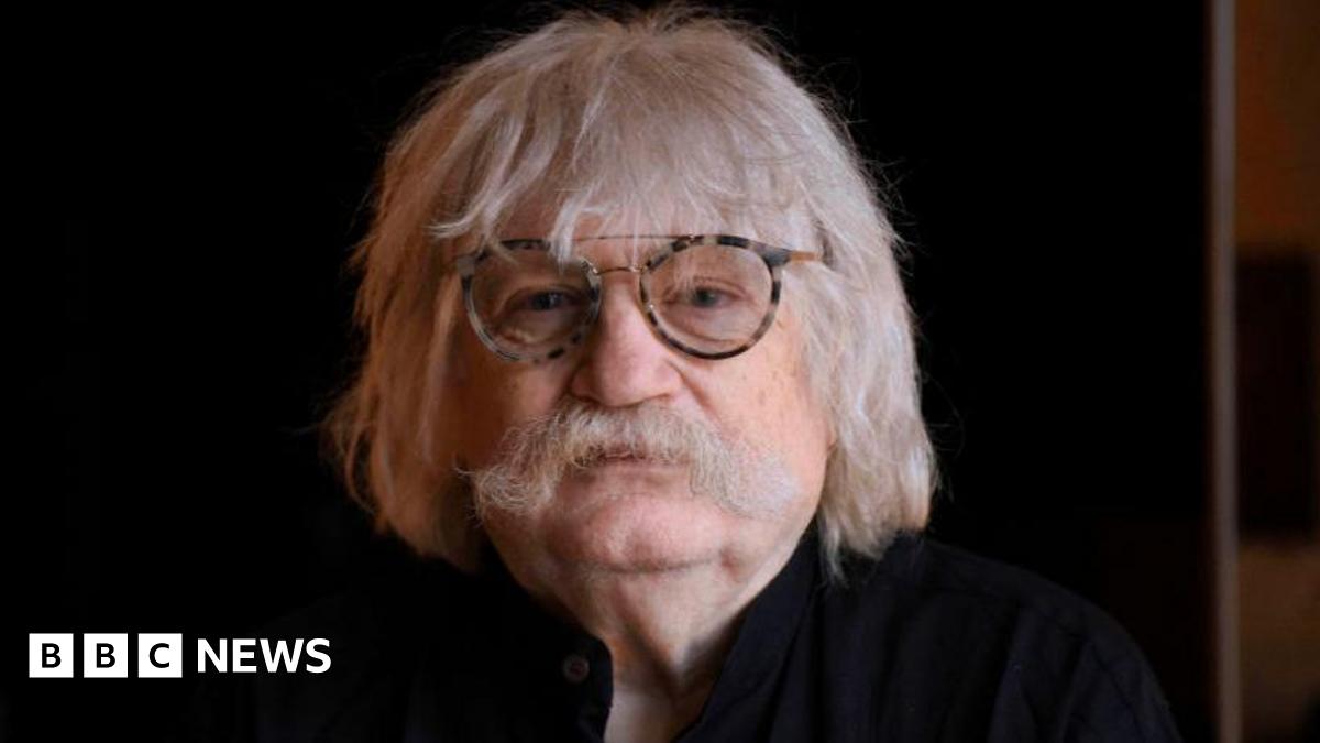 Coronation: I wasn't Meghan in disguise, says Sir Karl - BBC News