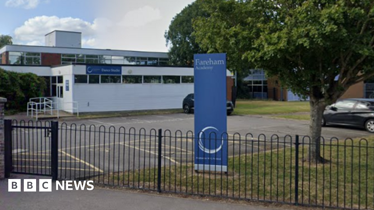 'Power trip' Fareham Academy berated over uniform crackdown - BBC News
