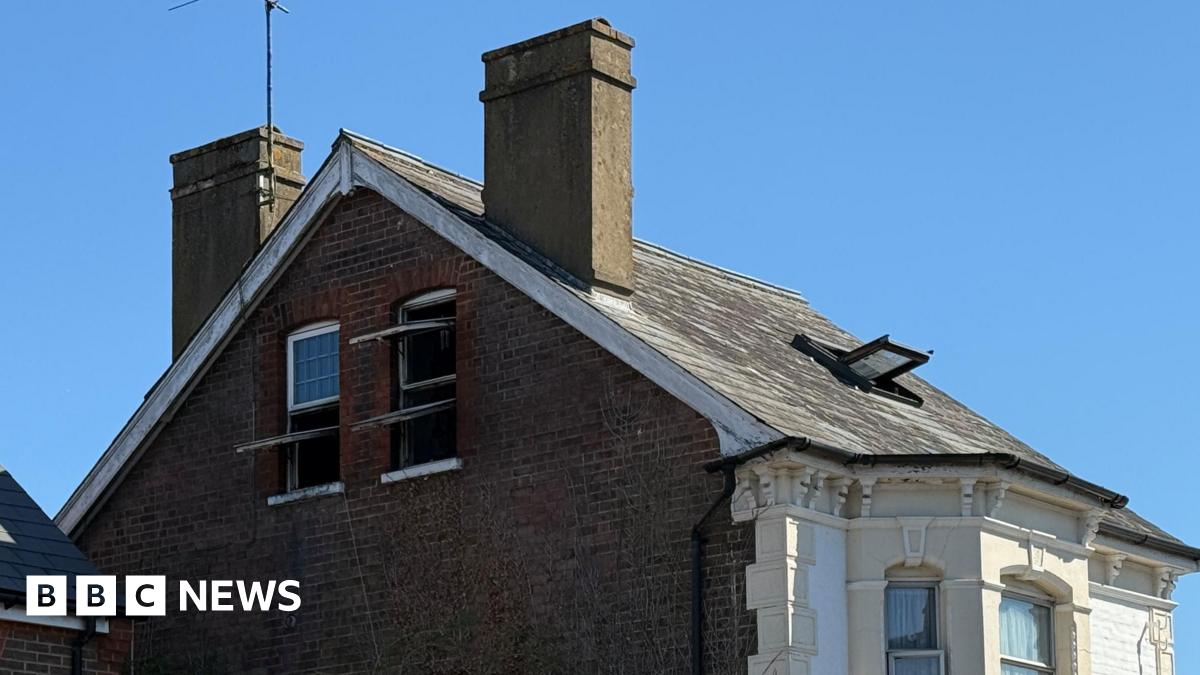 Three people injured after Dunstable house fire - BBC News