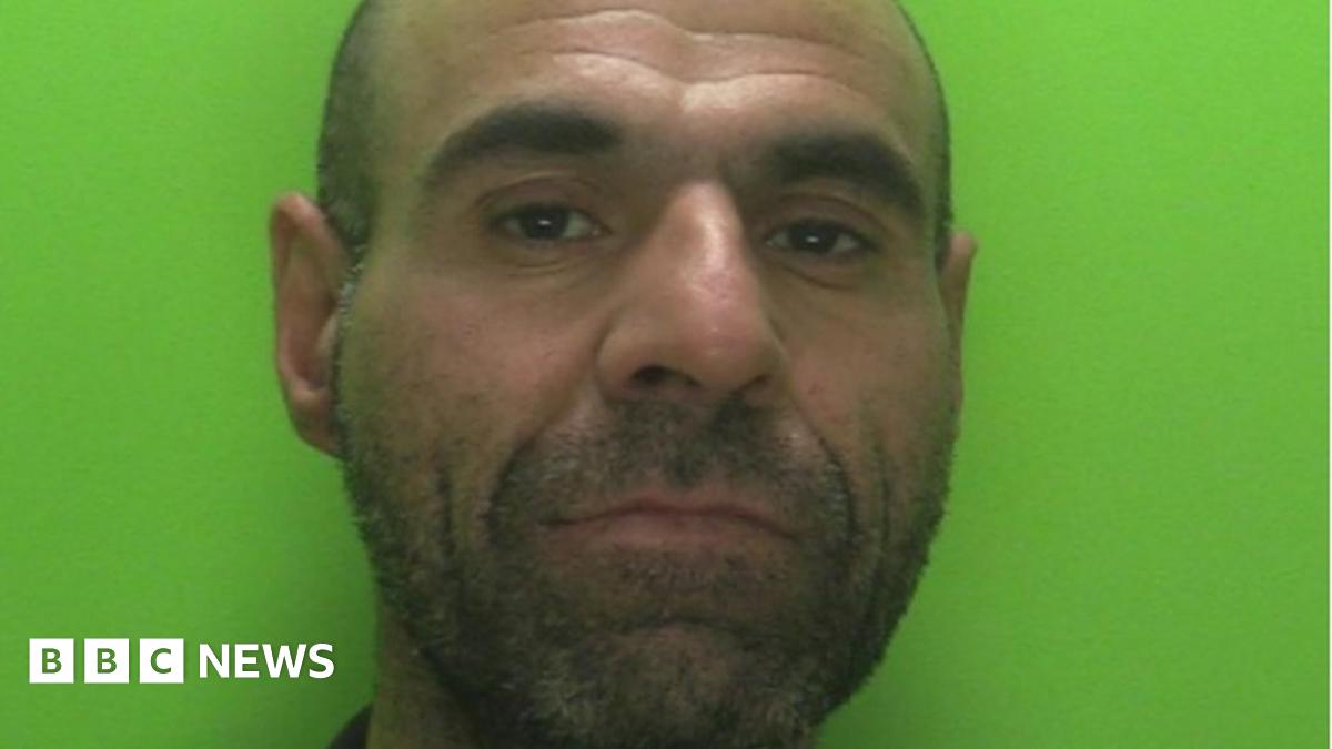 Nottingham: Dancing man struck victim in back with axe - BBC News