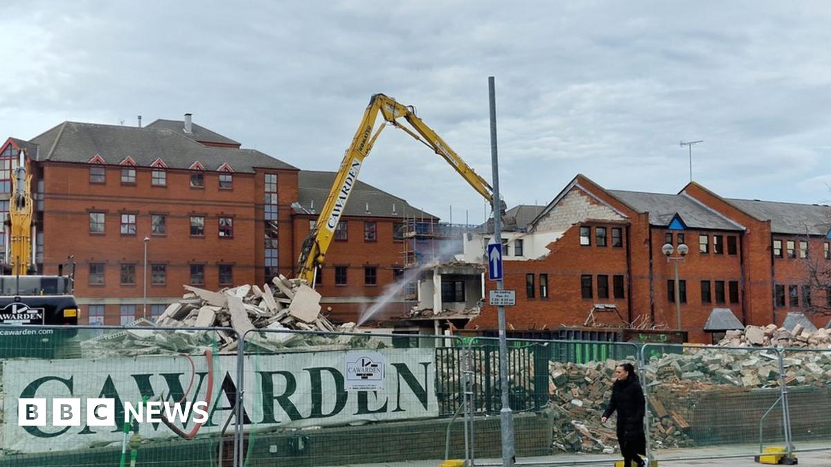 Archaeologists discover prison walls in Nottingham cave - BBC News