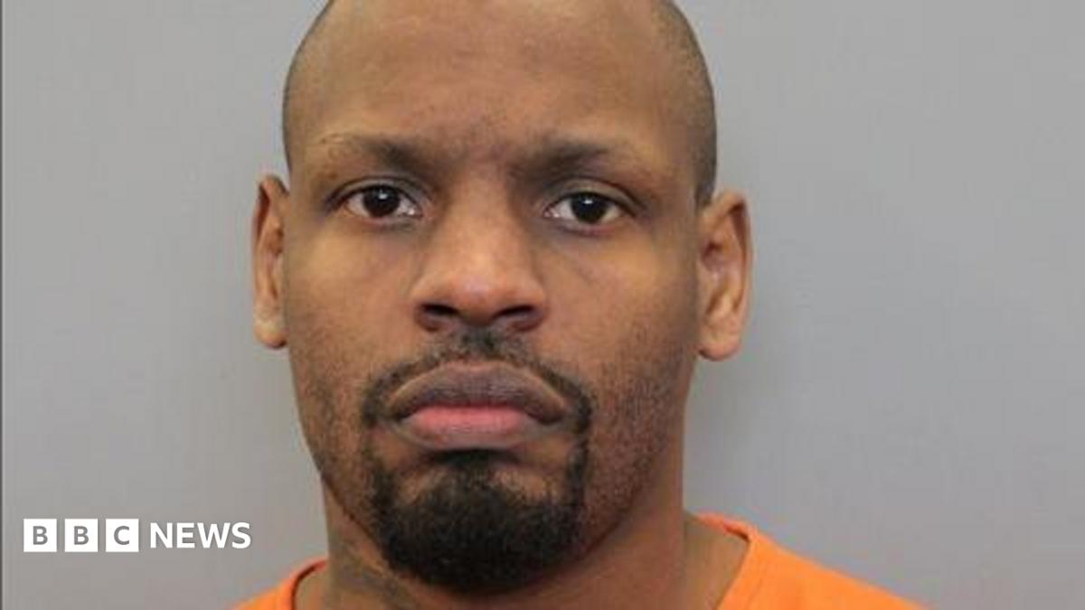 Texas police hunt convict 'mistakenly' freed from jail - BBC News