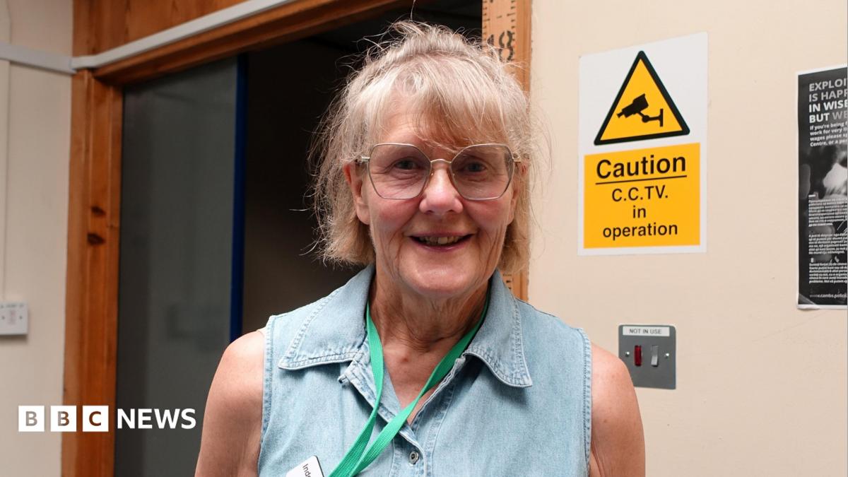 Cambridgeshire custody visitors check on people behind bars - BBC News