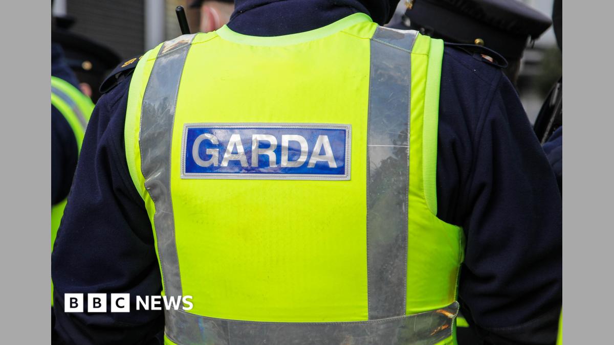 County Cavan: Man in his 40s dies after car crash - BBC News