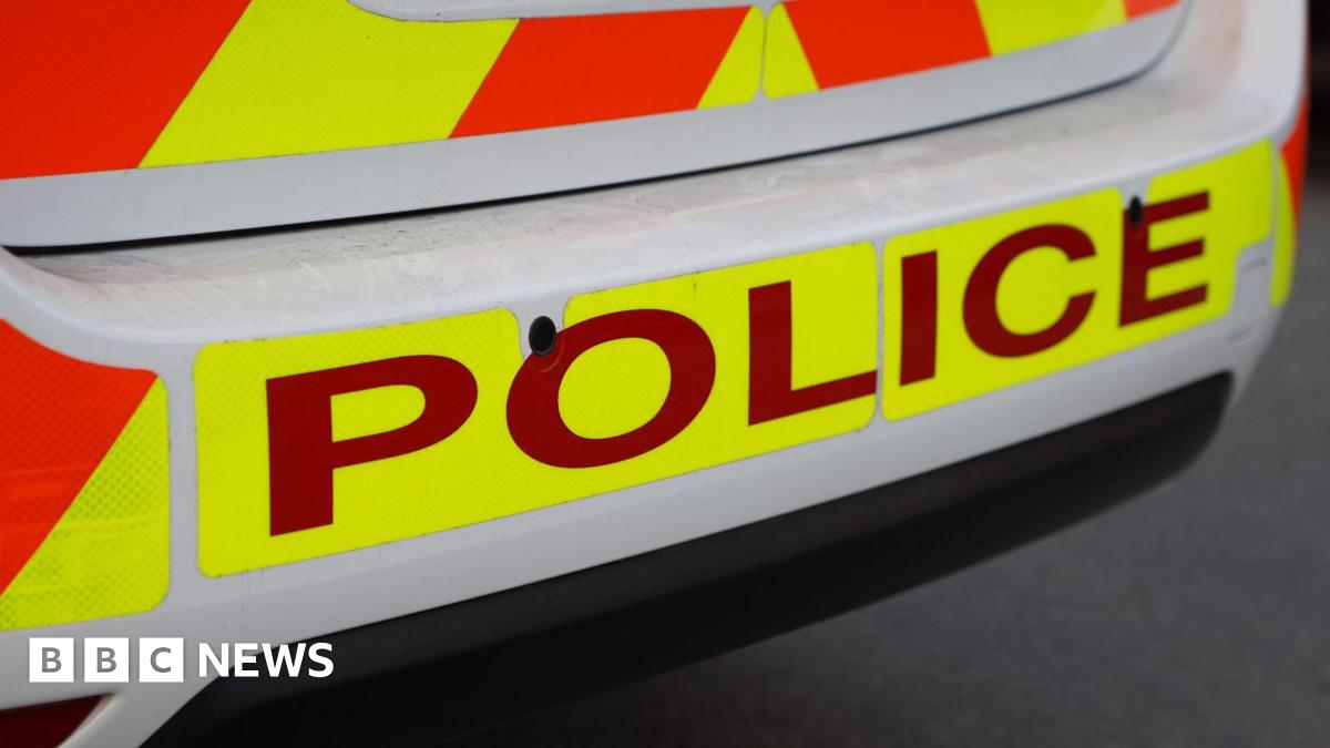 Sheffield attempted murder arrests after stabbings - BBC News