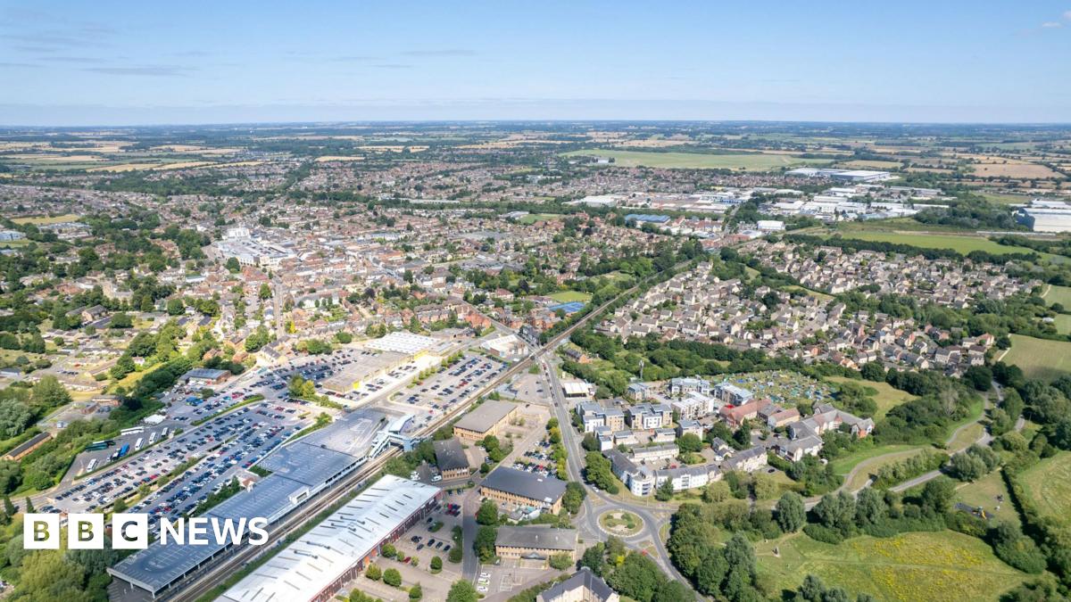Cherwell council's plan for thousands of new homes considered - BBC News