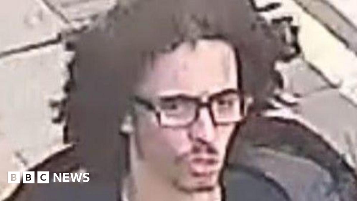 Man sought by police after Wolverhampton stabbing - BBC News
