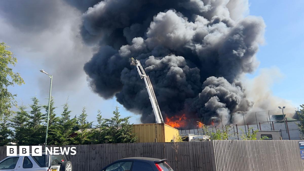 Great Blakenham community concerns after Sackers scrap yard fire - BBC News
