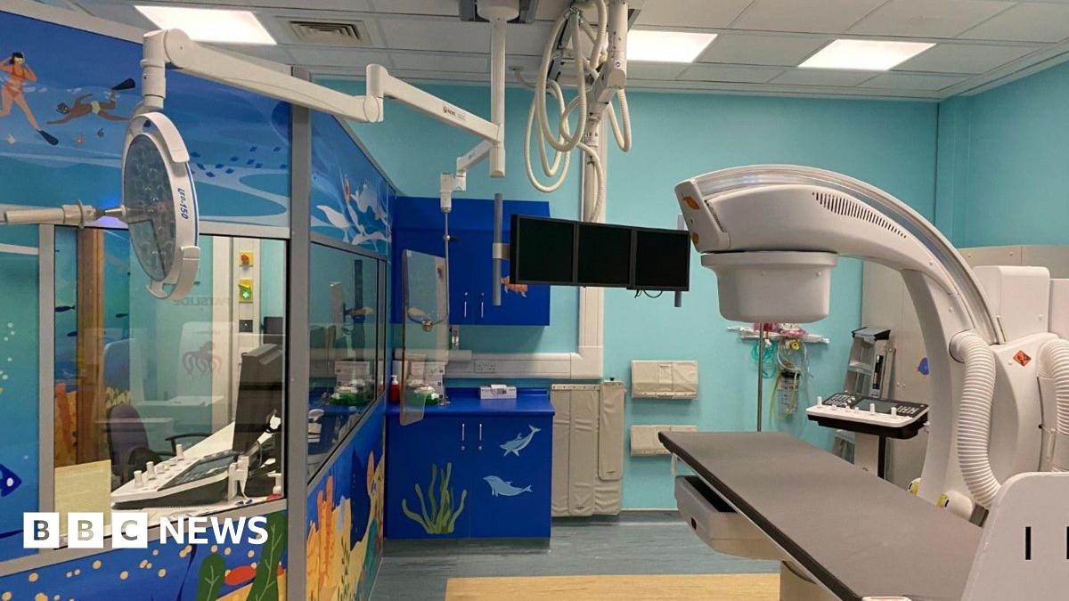 Brighton: New X-ray machine installed in hospital revamp - BBC News