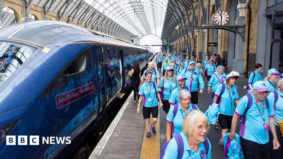 Hull woos Londoners with 5,000 pots of chip spice - BBC News