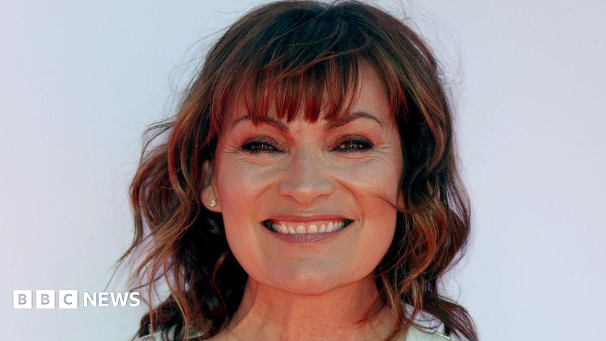 Lorraine Kelly condemns 'horrific' Dundee University job cuts - BBC News