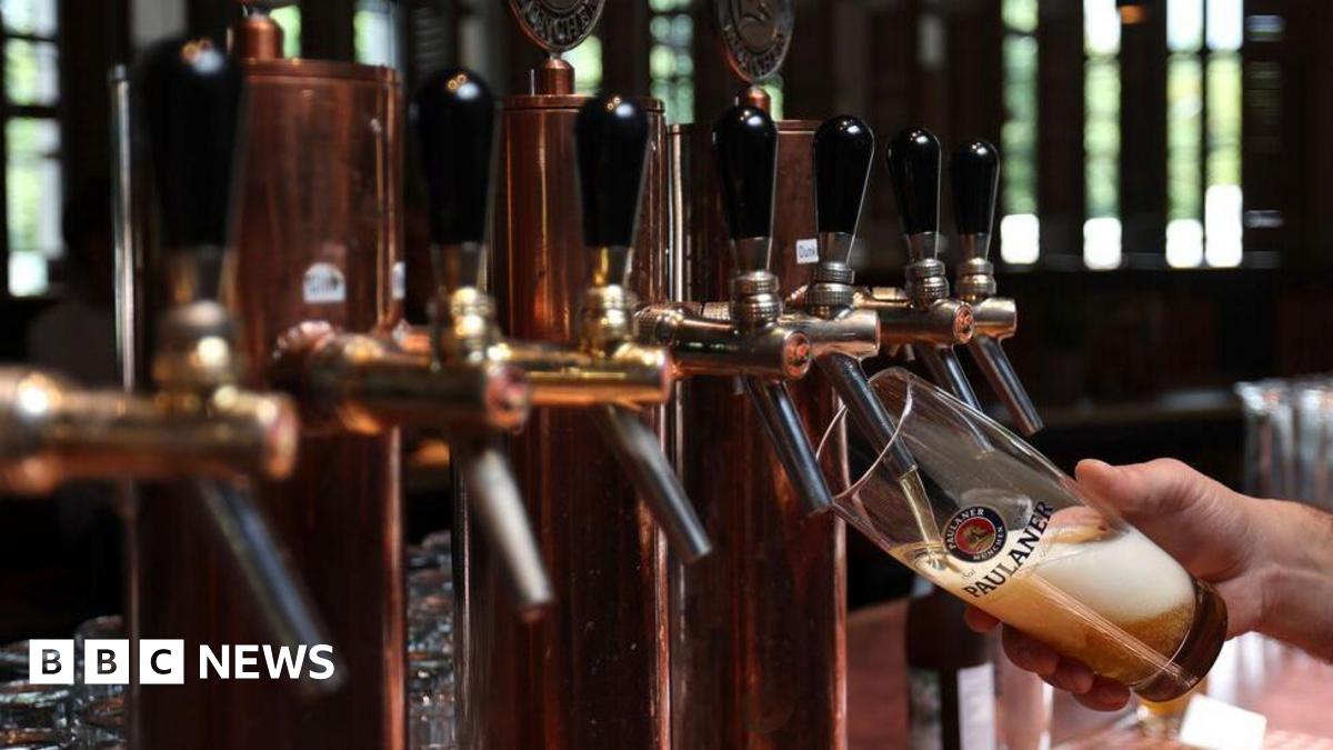 Glasgow approves 1am bar licence for city centre - BBC News