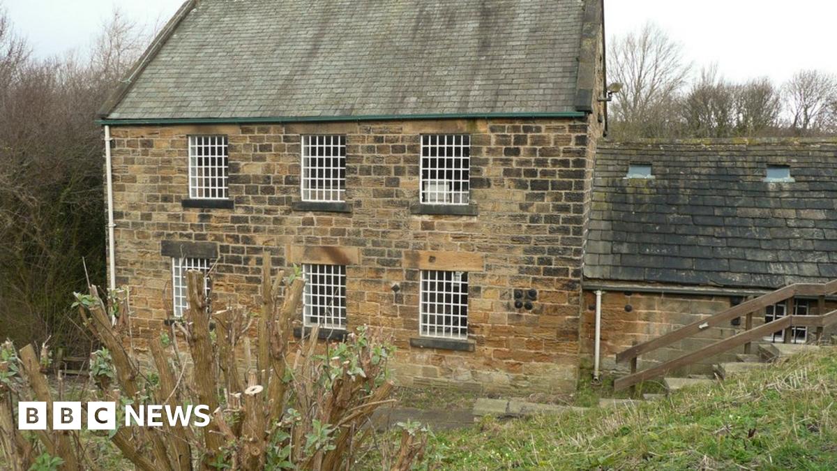 Barnsley country parks retain prestigious awards - BBC News
