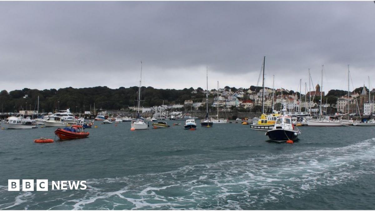 Channel Islands: Storm Isha brings 60mph wind warning - BBC News