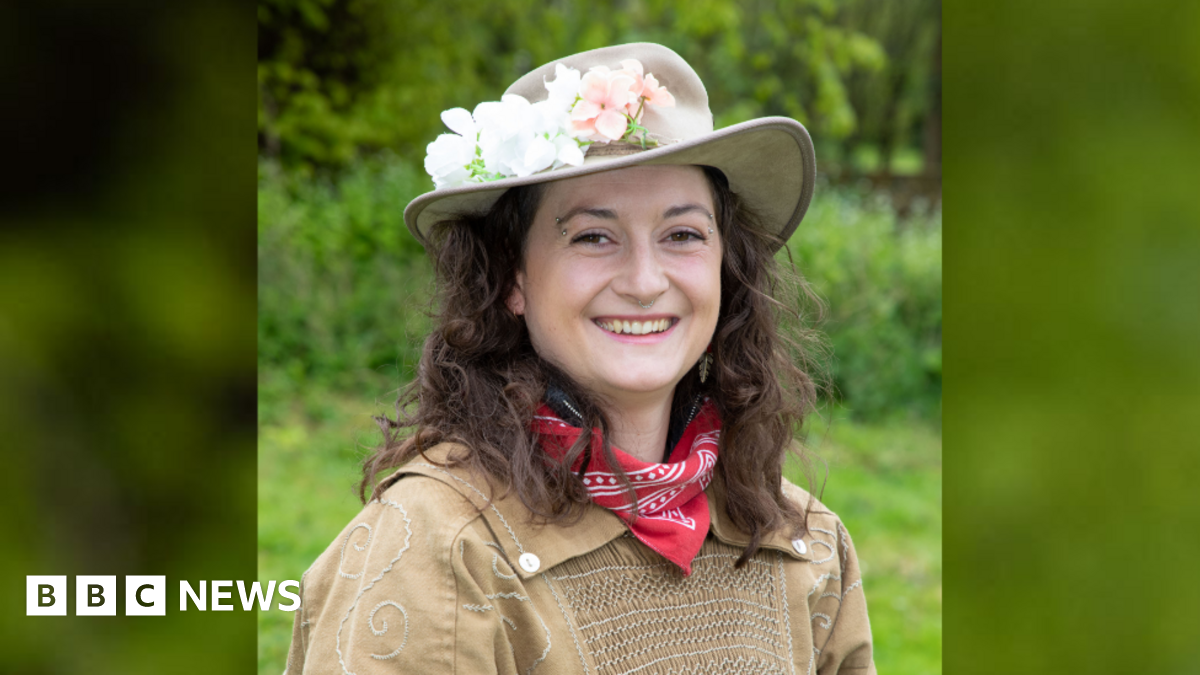 Dunmow Flitch trials to have its first ever female bearer - BBC News
