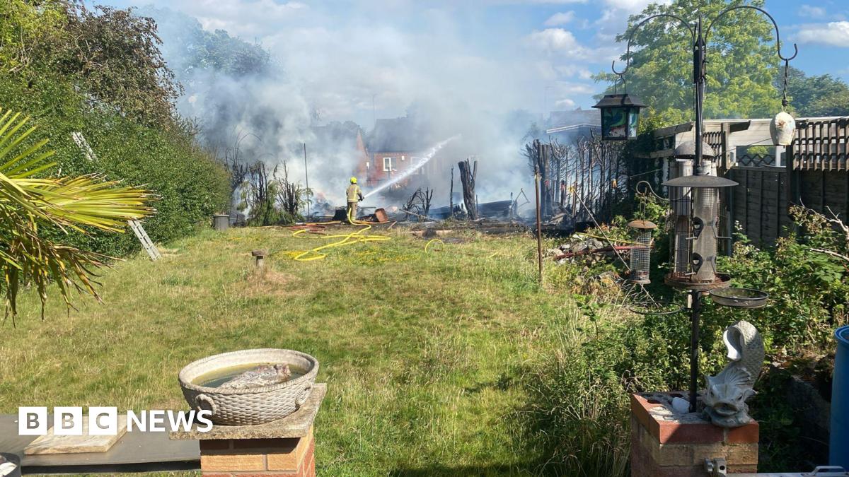 Bonfire plea after three Leicestershire gardens go up in flames - BBC News