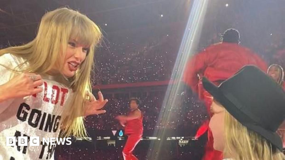 Taylor Swift: Seven-year-old gets singer's famous 22 hat - BBC News