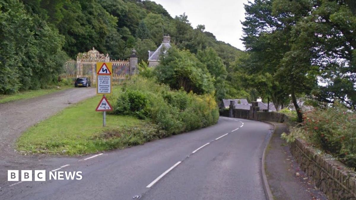 Two-vehicle crash closes A545 Beaumaris Road, Anglesey - BBC News
