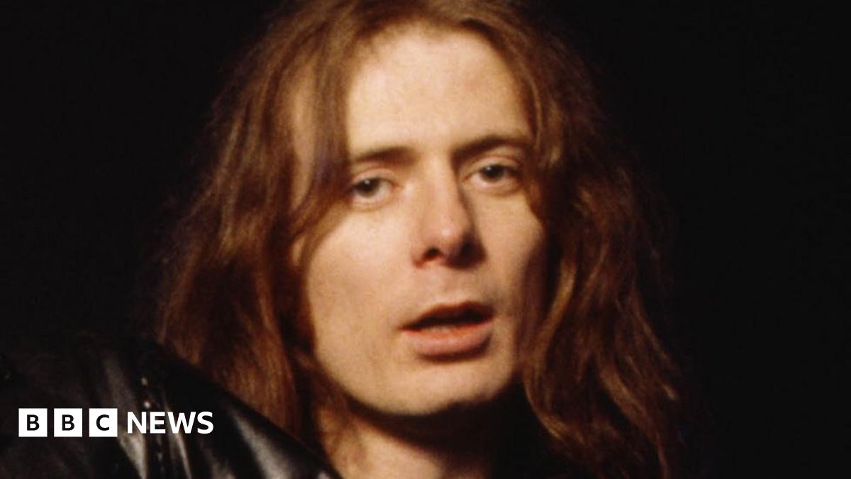 Motorhead guitarist 'Fast' Eddie Clarke dies at 67 - BBC News
