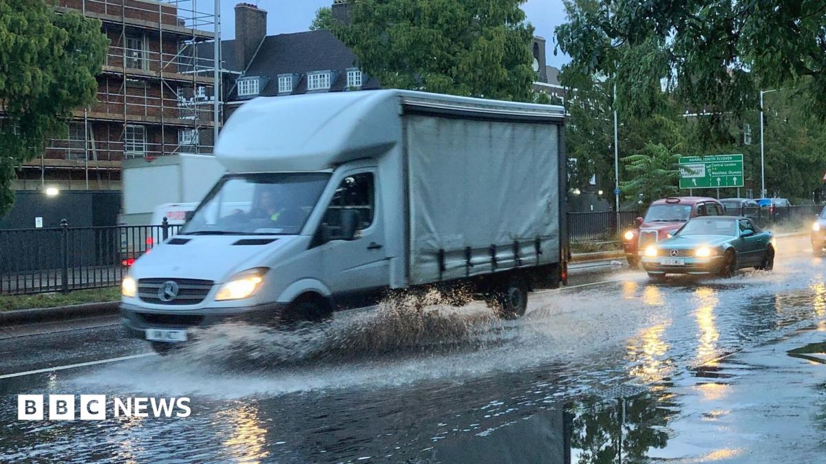 London flooding hits Tube services and roads - BBC News