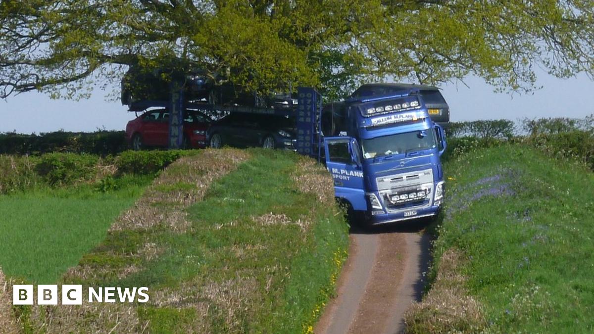 Lorry stuck on narrow country lane near Wellington in Somerset - BBC News