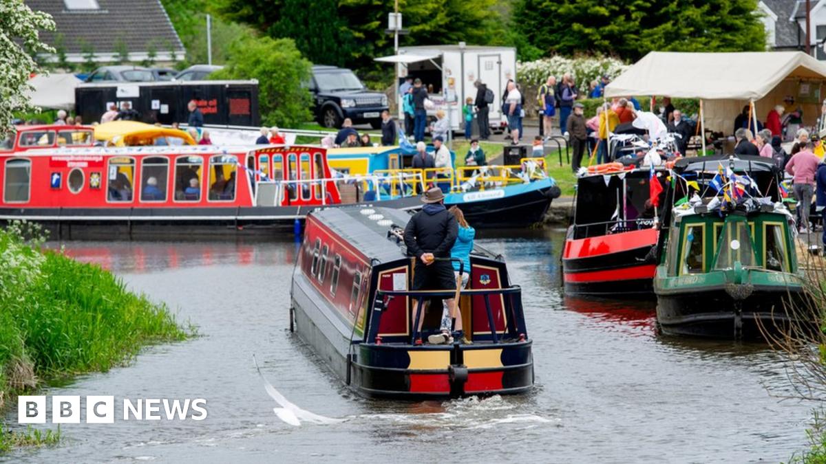 Floating stage planned for Scotland's lowland canals - BBC News