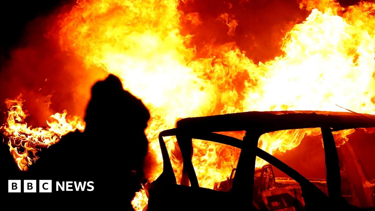 Belfast: Rioting 'was worst seen in Northern Ireland in years' - BBC News