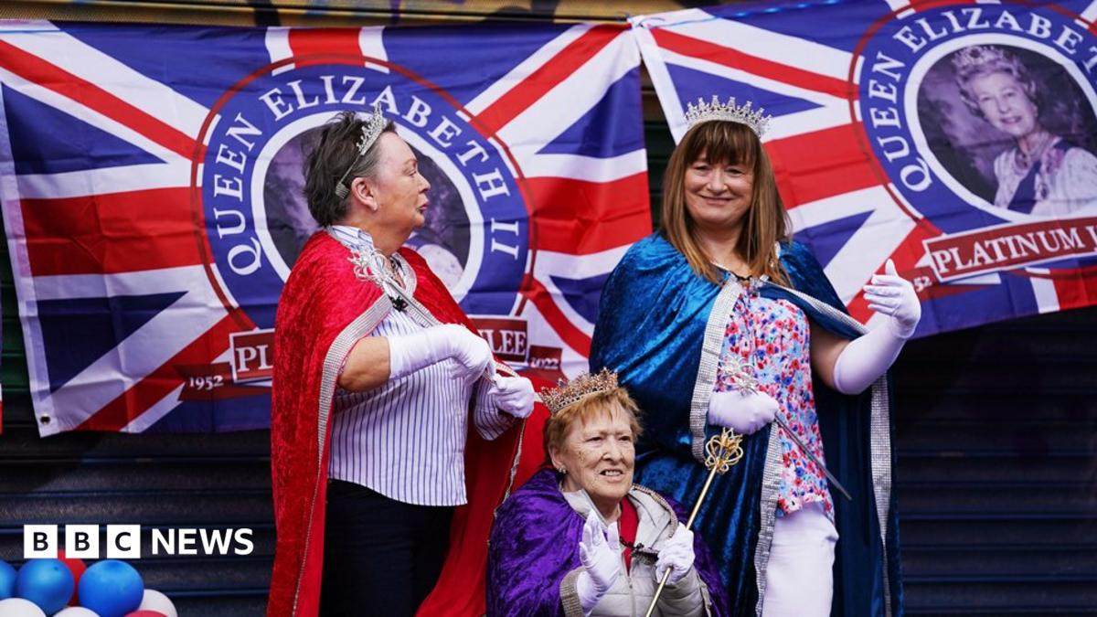 Platinum Jubilee: Queen 'humbled and touched' by celebrations - BBC News