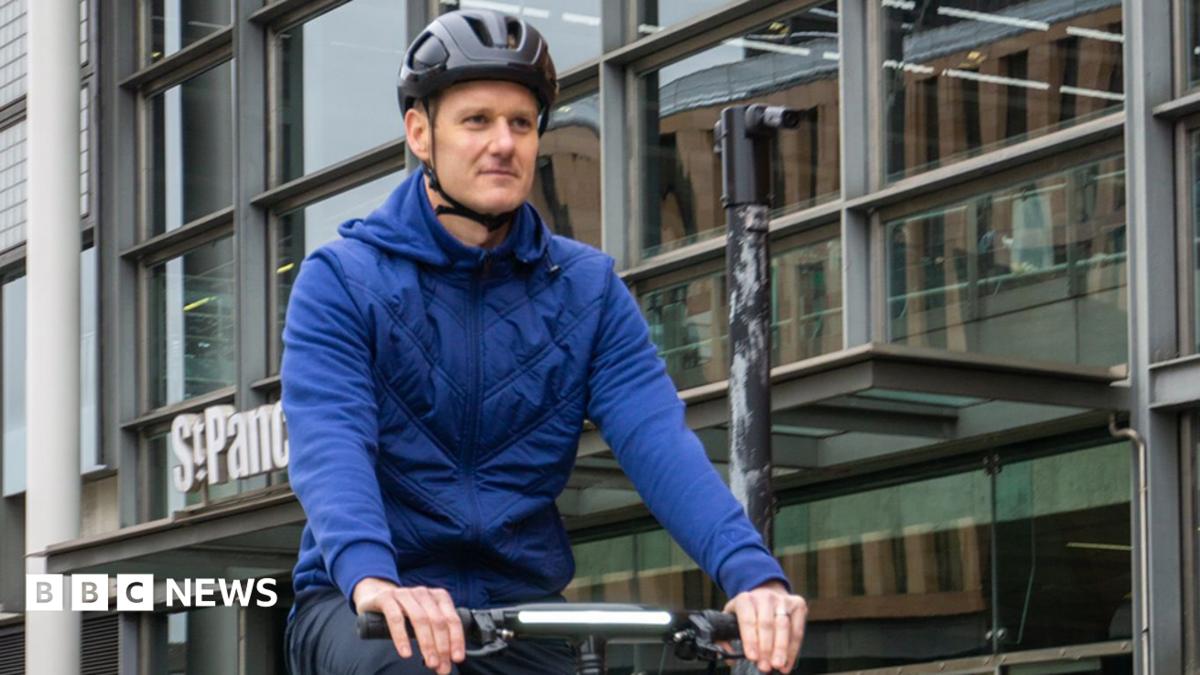 Dan Walker back in the saddle after Sheffield cycle crash - BBC News
