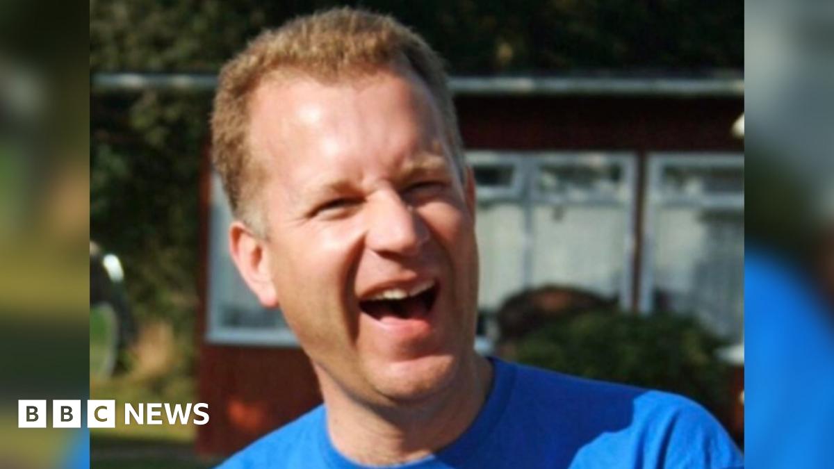 Coronavirus: Tributes paid to paramedic Peter Hart - BBC News