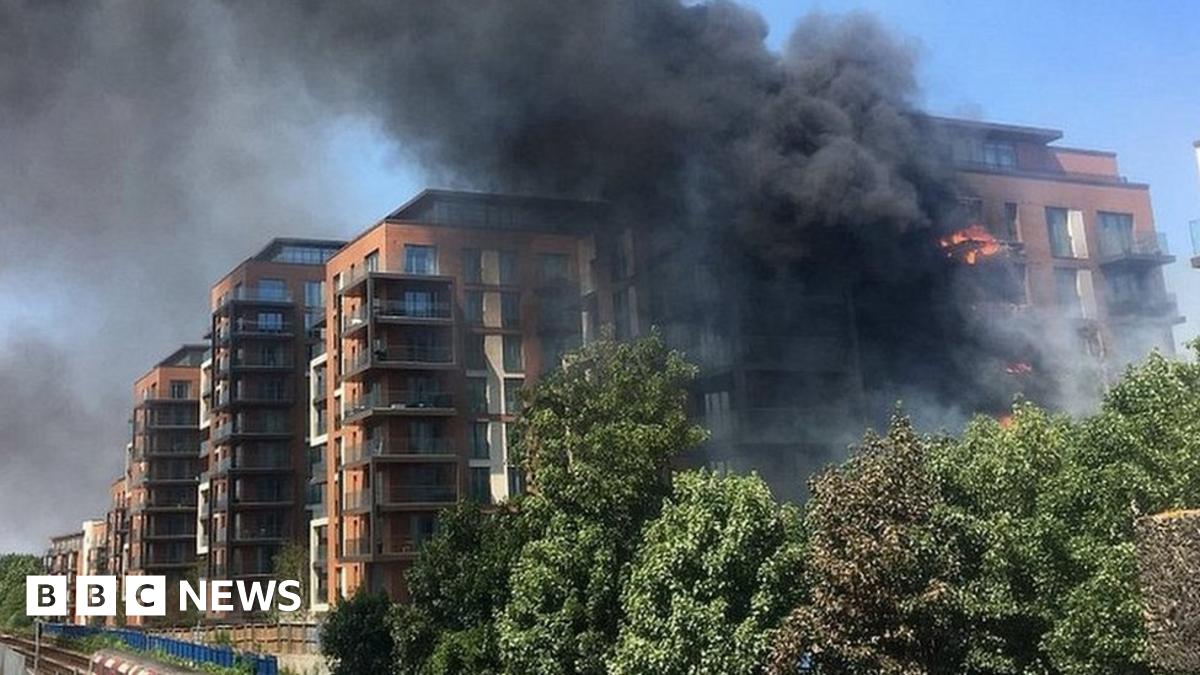West Hampstead fire: Crews battle balconies blaze - BBC News