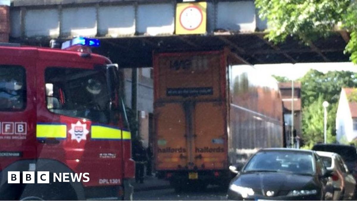 Train delays as Halfords lorry stuck under Beckenham bridge - BBC News