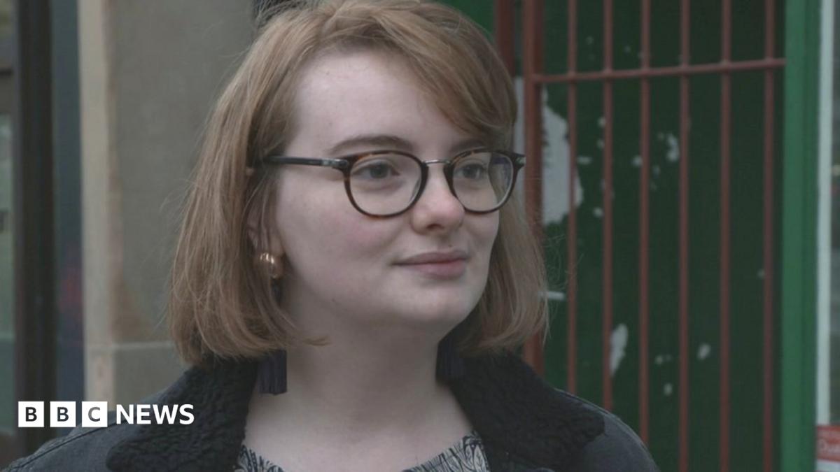 Dunblane woman's anger at plans for gun shop next to school - BBC News