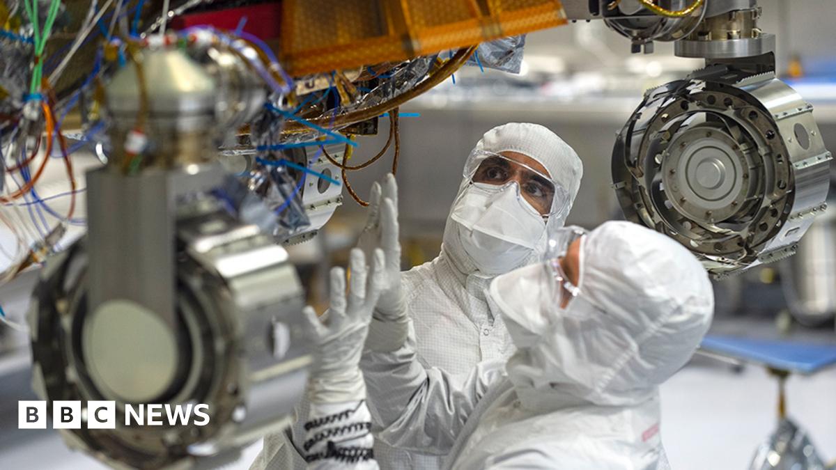 'Rosalind Franklin' Mars rover assembly completed - BBC News
