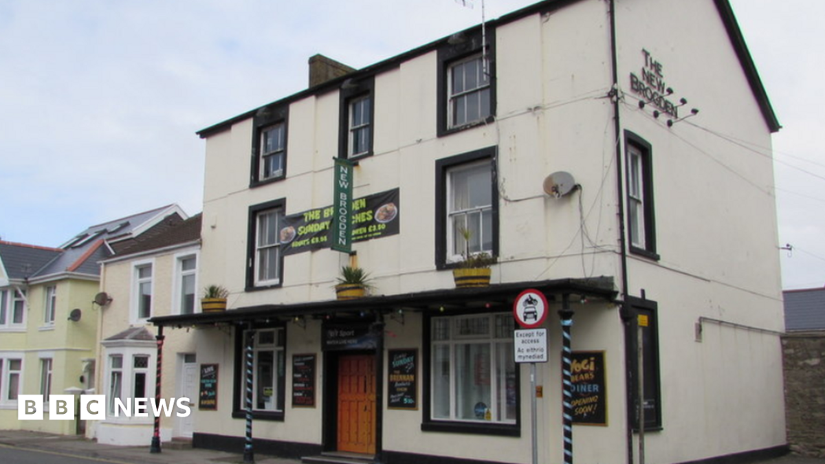 Porthcawl: Steven Chappell denies murder after death near pub - BBC News