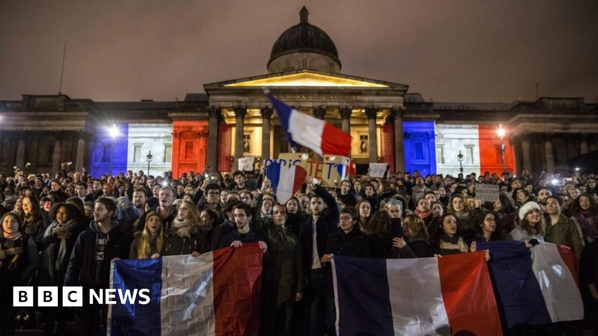 Paris attacks: UK shows support - BBC News