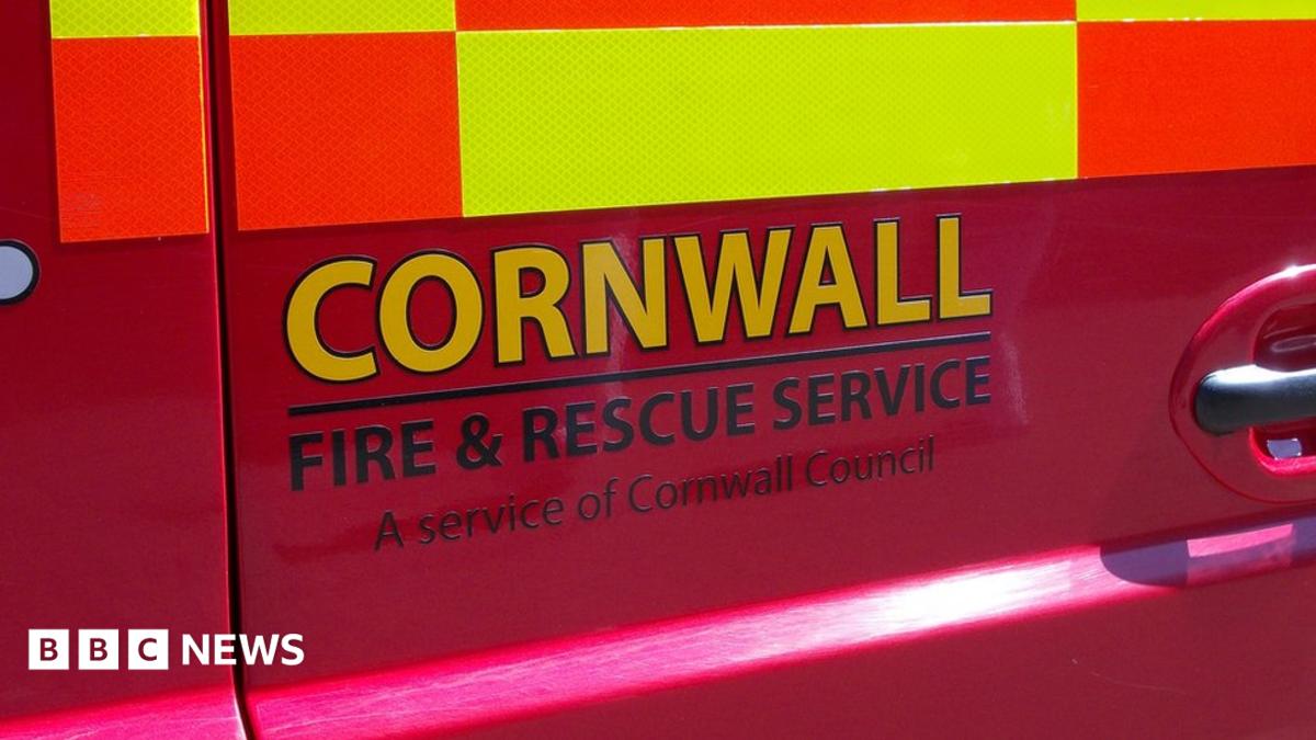 Fire crews deal with Bodmin blaze - BBC News