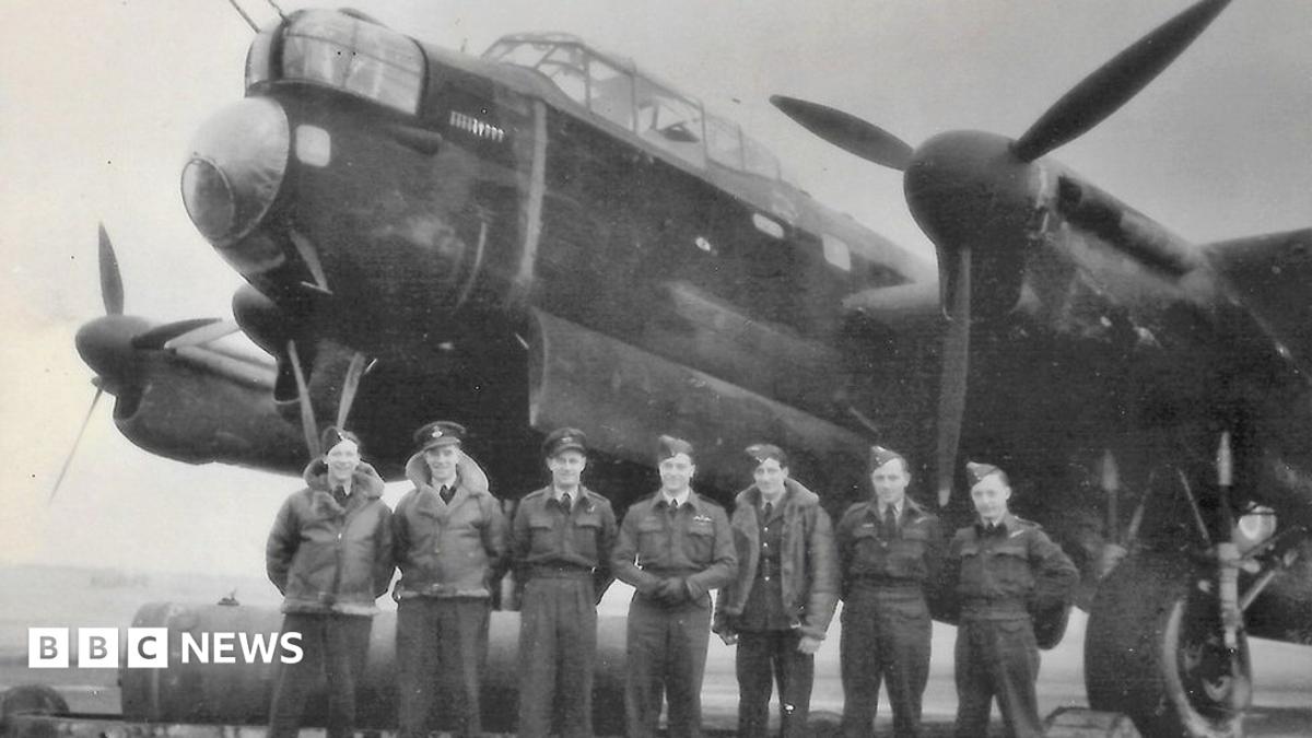 Tributes paid to RAF Bomber Command veteran Harry Irons - BBC News