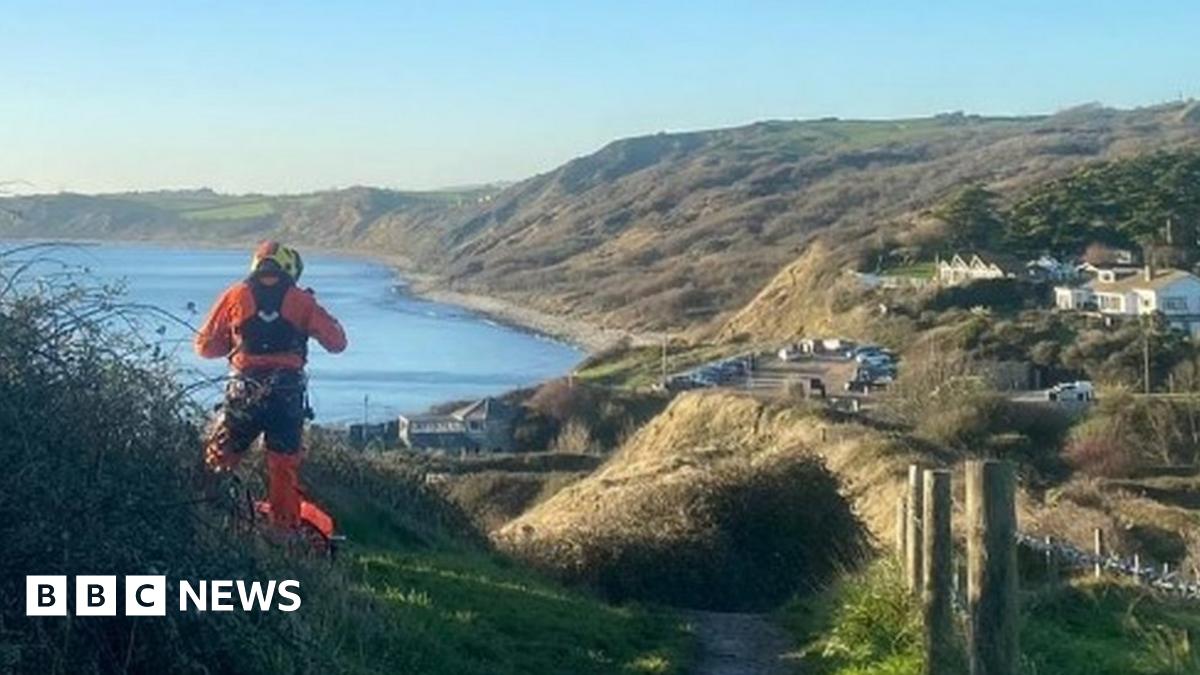 Collapsed walker airlifted off South West Coast Path - BBC News