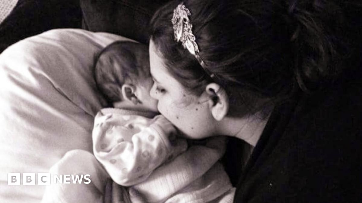 Bristol artist Pippa Grace collects stories of motherhood - BBC News