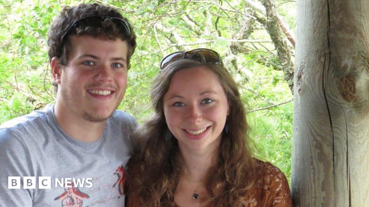 Yaxley crash: Tributes paid to Oliver Appleby and Sarah Delf - BBC News