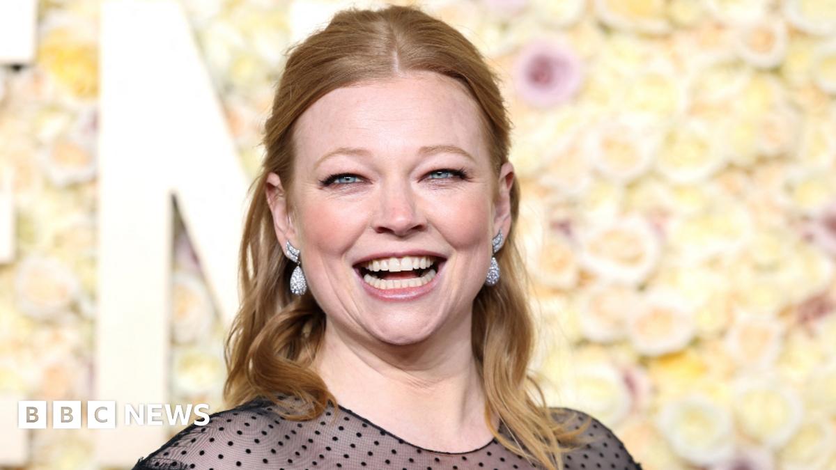 Sarah Snook: Succession star says 'beauty has an expiry date' - BBC News