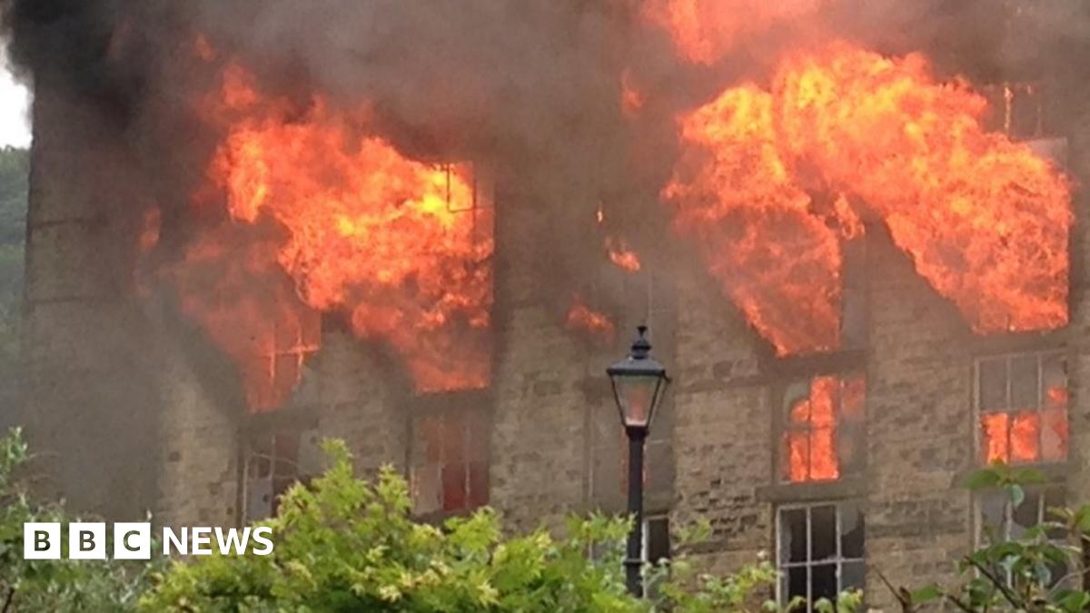 Oldham mill blaze: Crews tackle fire at derelict building - BBC News