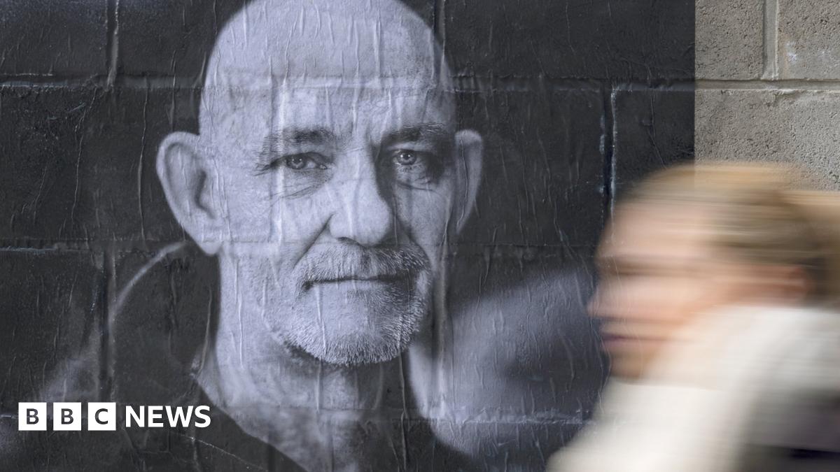 Homelessness exhibition in Cornwall aims to break down stigmas - BBC News